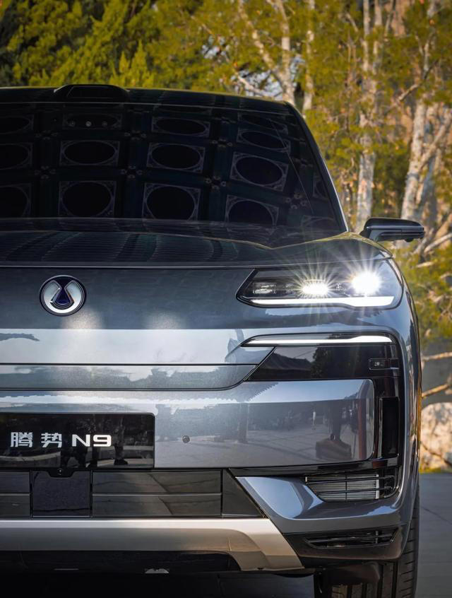 中国黑科技炸场！腾势N9 爆胎稳如坦克，50万级SUV天花板强势来袭