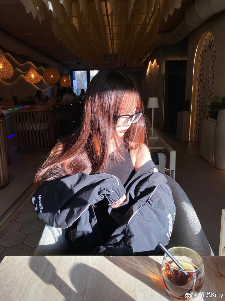 前LPL英文流解说Kitty晒照：去现场看G2比赛~