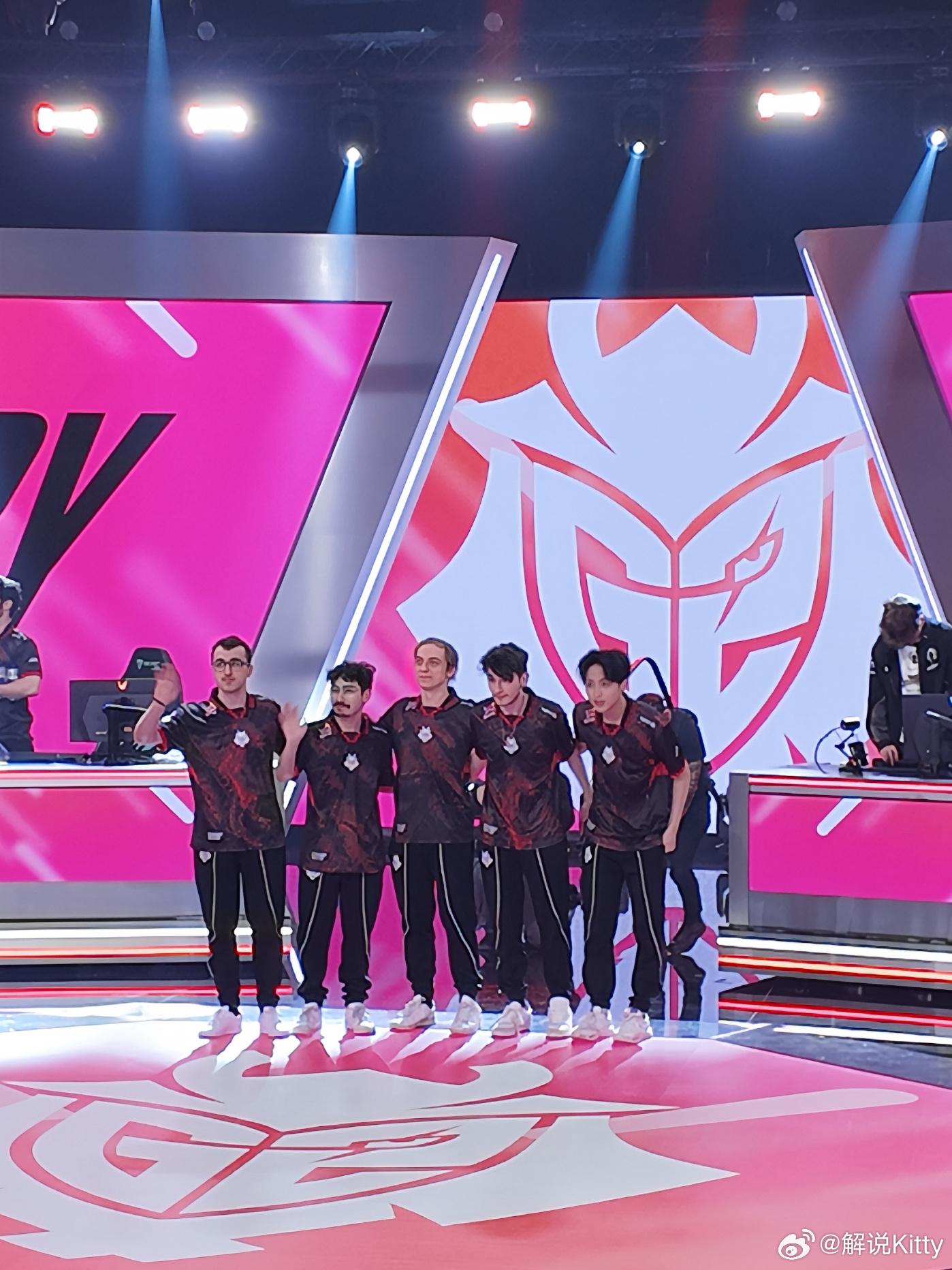 前LPL英文流解说Kitty晒照：去现场看G2比赛~