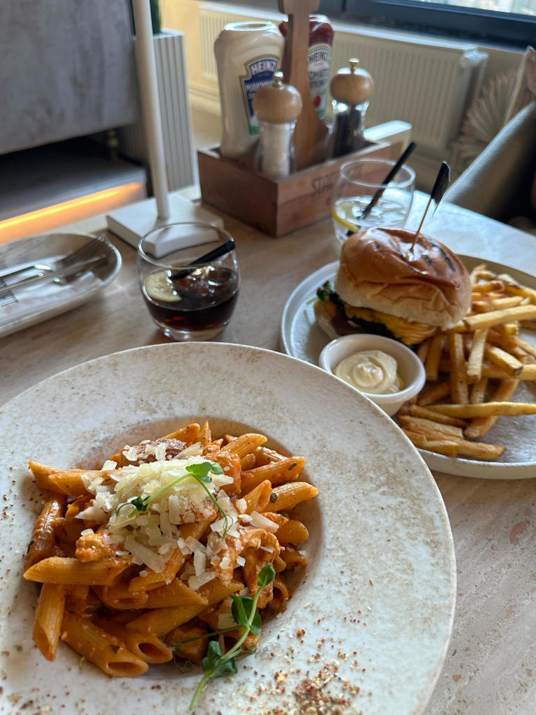 前LPL英文流解说Kitty晒照：去现场看G2比赛~