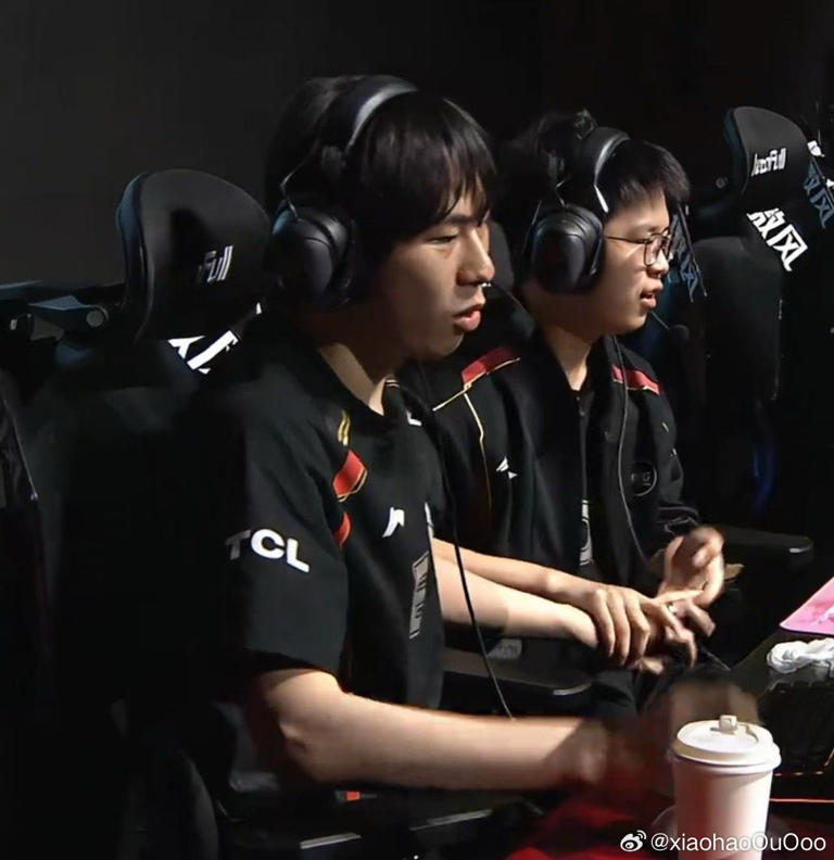 哥俩好！Xiaohao赛后晒拉Zdz手图：狠狠抓住，兄弟不准绕后