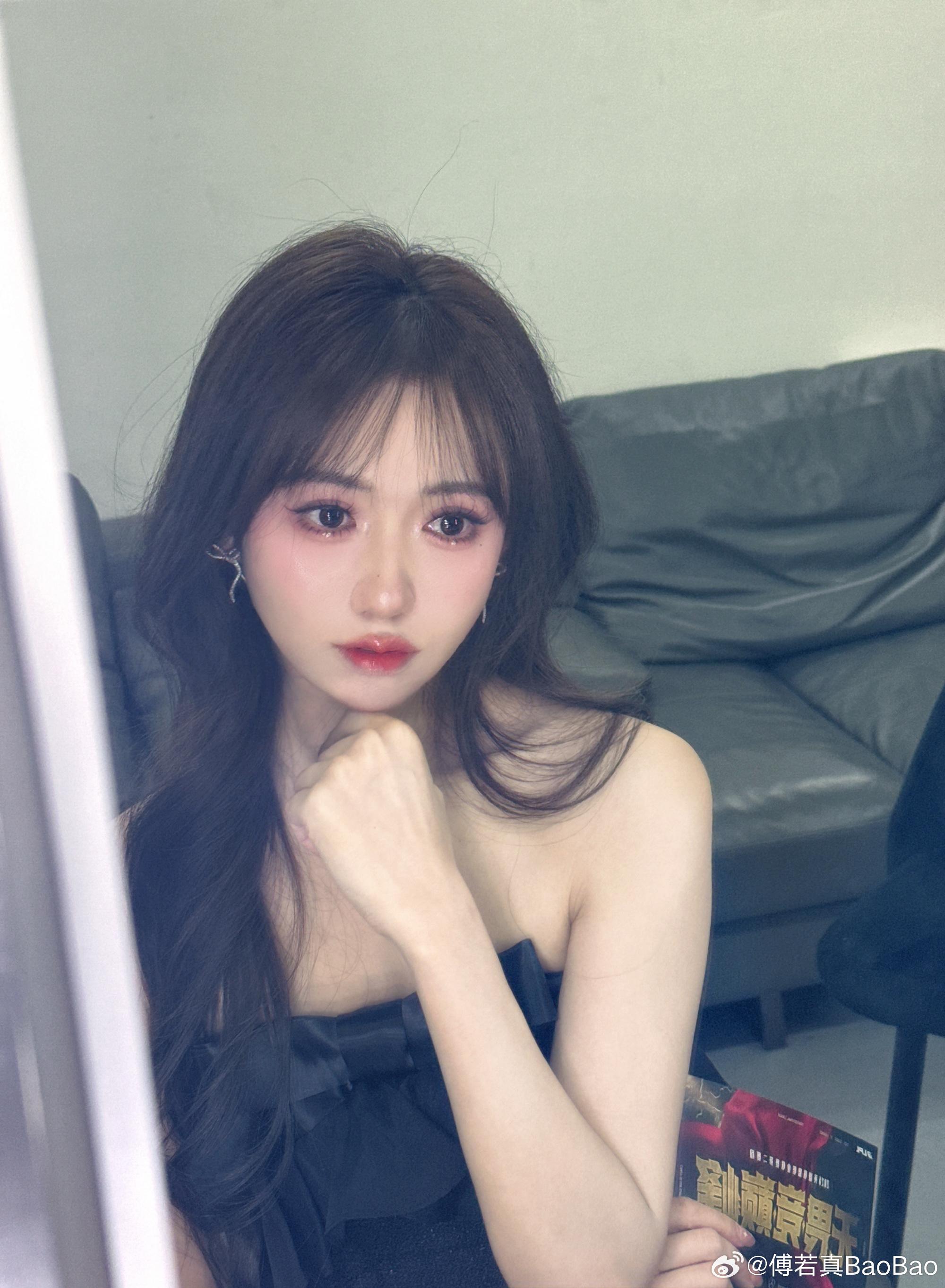 LPL主持BaoBao分享照片并配文：春天宜见面