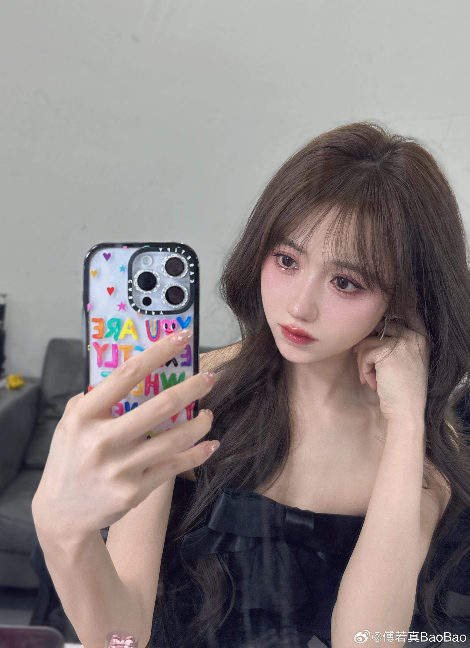 LPL主持BaoBao分享照片并配文：春天宜见面