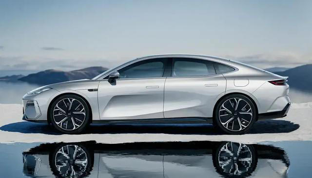 吉利银河E8，风阻0.199Cd，搭载45英寸大屏