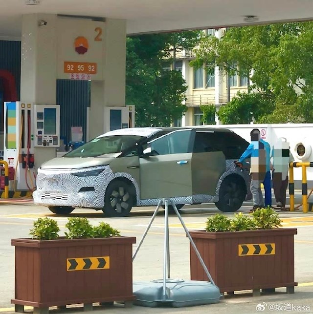 油箱才是王道！小鹏首款增程车X9现身加油站加油