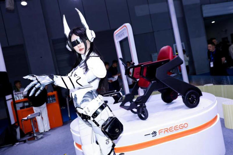 一步FreeGo AI出行机器人CMEF首秀，开启未来出行新篇章！