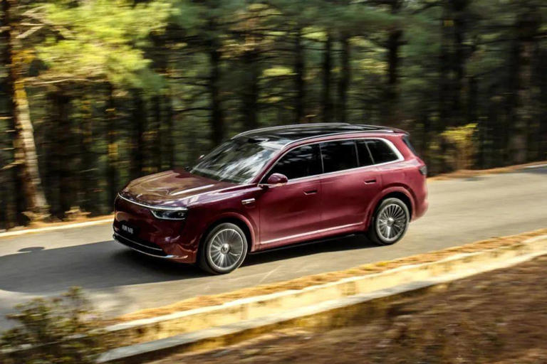 问界M8上市首日大定破3.2万台，能否撼动BBA市场地位？