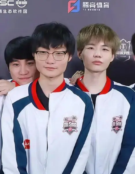 “Tian面无表情碰拳Doinb”火了，恶搞金玉良缘上热搜