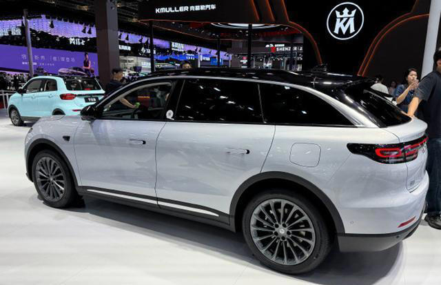 零跑B10带着诚意上市了，9.98万有续航510km，车机与智驾皆越级