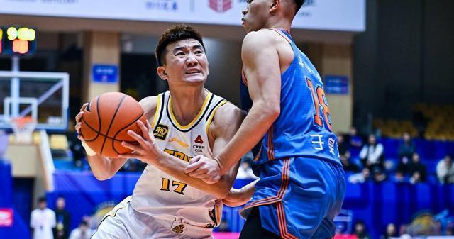 CCTV5直播！辽篮G2必须变阵，杨鸣该派1奇兵，孙铭徽伤情不明朗