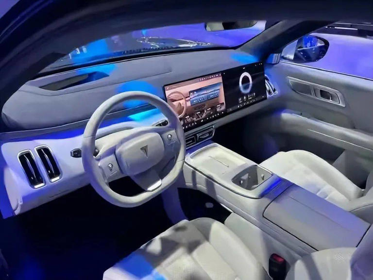 深蓝S09亮相：华为智驾鸿蒙座舱，21.49万起售，能否挑战问界M9地位？