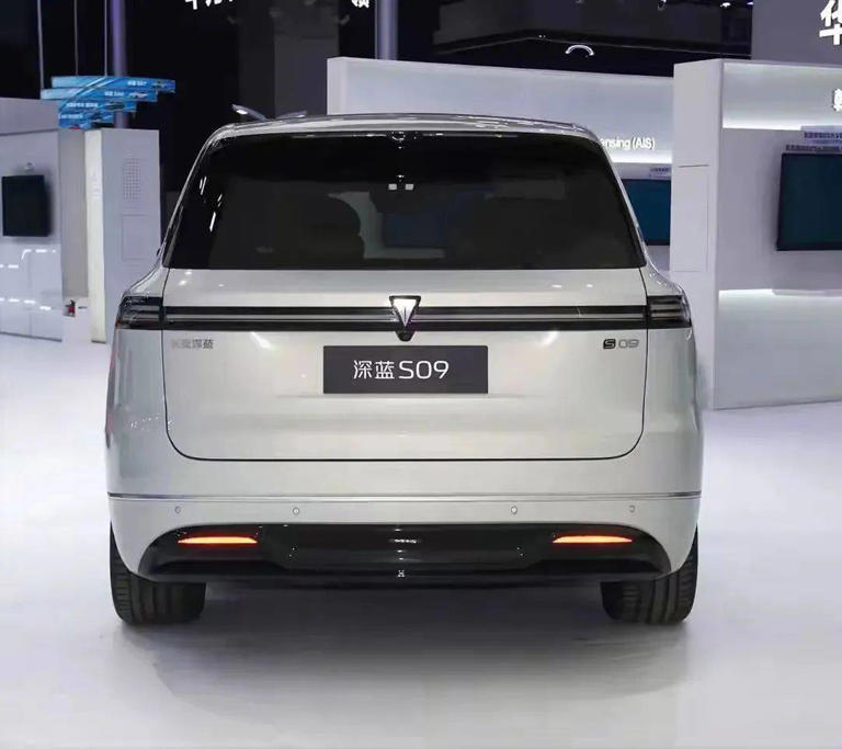 深蓝S09亮相：华为智驾鸿蒙座舱，21.49万起售，能否挑战问界M9地位？