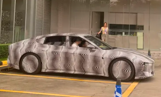 小鹏全新车型E29谍照曝光，何小鹏亲自测试，或命名为“P7 Ultra”