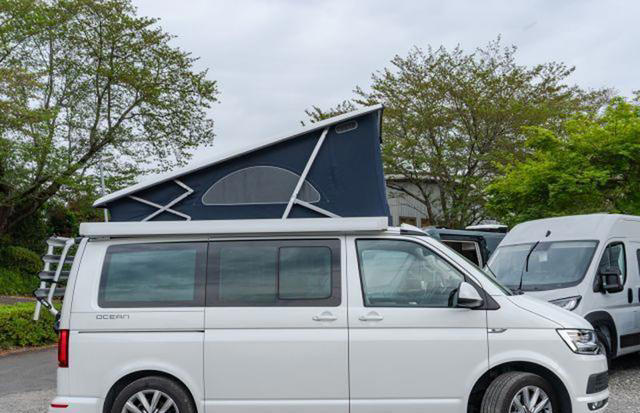 大众T6升顶房车，底盘来自迈特威MPV，2.0T动力，两张床位睡4人