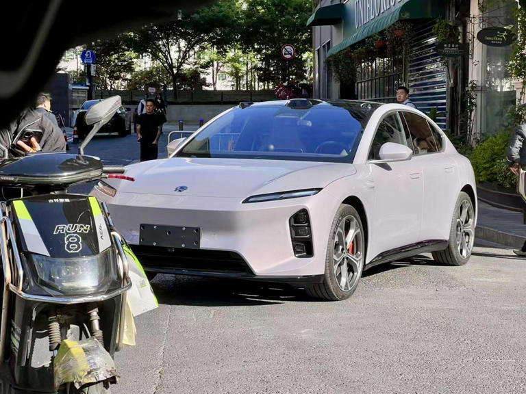 蔚来ET5新款街头曝光：新增车色与神玑芯片，怀挡+HUD配置升级，定价几何？