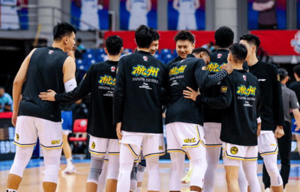 媒体人：广厦今晚完全不在自己的节奏中，感觉全队压力很大