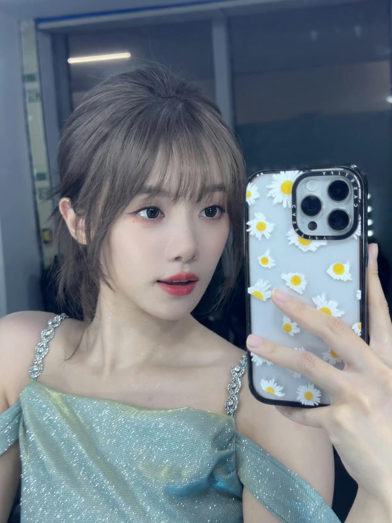 LPL主持小钰晒照：点击直接收获一只亚麻色🐟