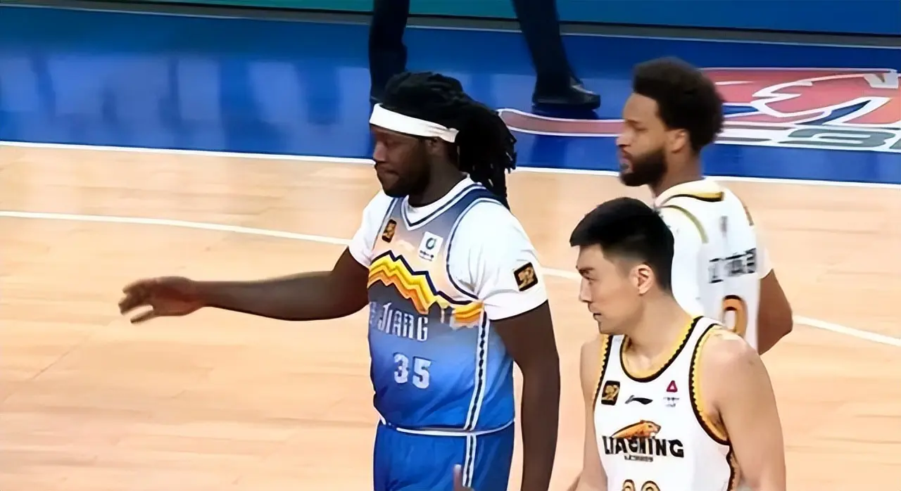 谁注意到，输球后球迷不喊刘炜下课，却喊另一人下课，面色太难看