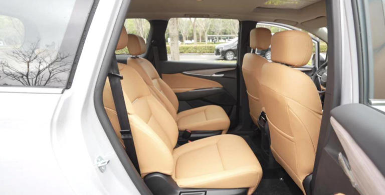 油电MPV大比拼：10-15万家庭出行，传祺M6 PRO还是大通G50更胜一筹？