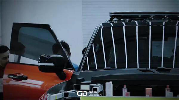 吉利银河战舰SUV亮相上海车展，应急浮水原地掉头，能否超越仰望U8？