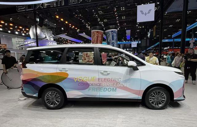 2025上海车展：大通G50 PHEV亮相，7座插混MPV，外观很个性