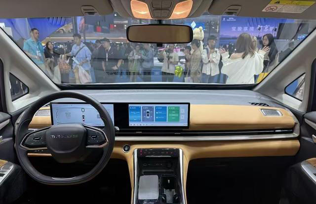 2025上海车展：大通G50 PHEV亮相，7座插混MPV，外观很个性