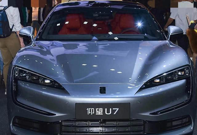 仰望U7亮相上海车展，售62.8万起！百万旗舰轿车，能否打动你？