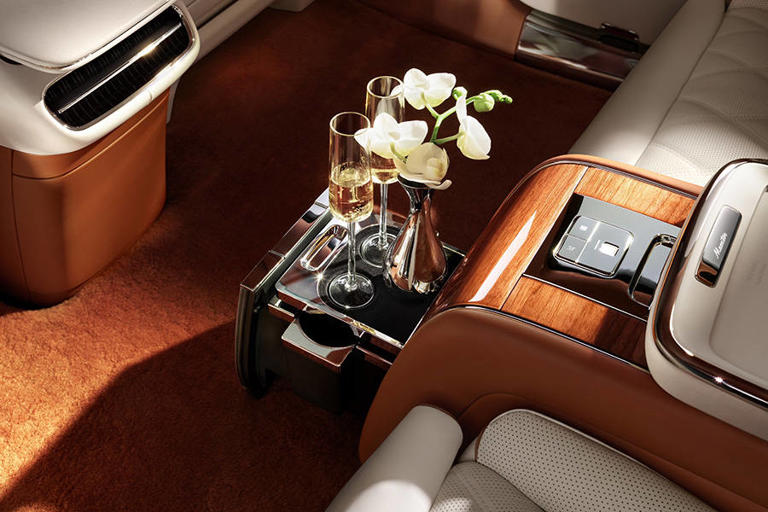 尊界S800内饰曝光，三联屏+HUD配置豪华，5月31日粤港澳车展上市