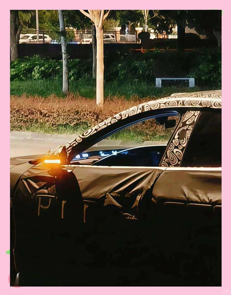 小米 YU7 取消传统仪表盘并采用一体式环绕 PHUD，这种设计对未来的汽车内饰发展有何影响？