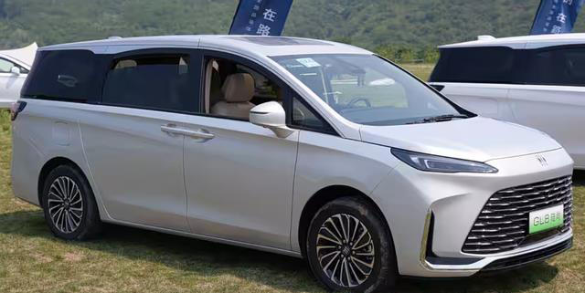 别克GL8陆尚开启交付，续航1420km，用户买单其实是看中底盘？