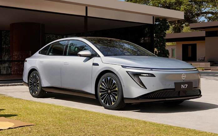 东风日产N7力压小鹏MONA M03，15万级纯电轿车新王者诞生？