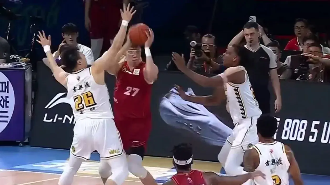 一场114-103，让CBA总决赛又乱了，外援狂轰44分，广厦连下两城！