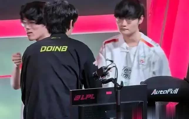 Doinb和小天碰拳笑到表情变形，赛后LPL官方发文玩梗