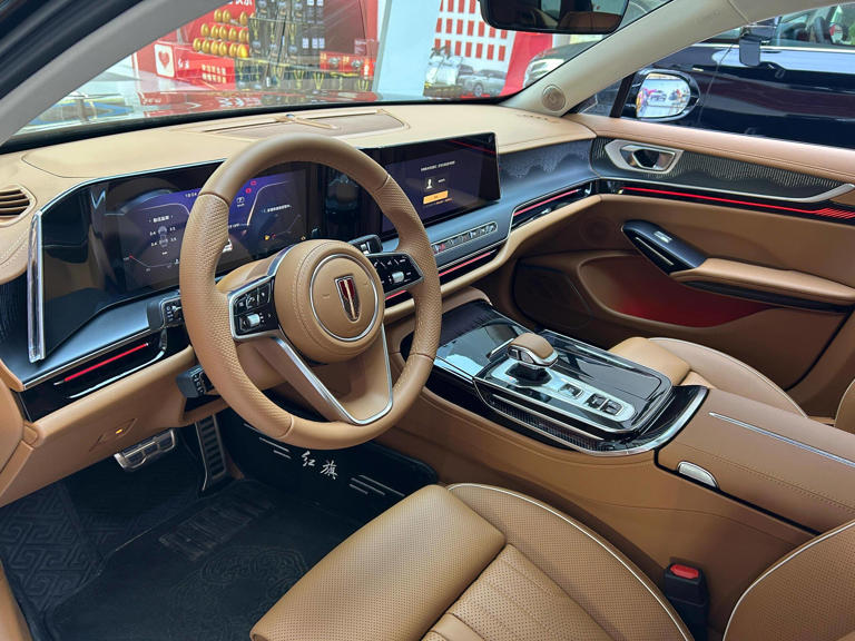 2025款红旗H9到店，配置升级亮点多，全系标配8AT引关注