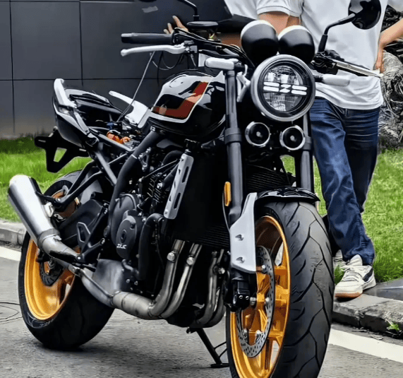 张雪机车500F复古新貌，量产在即，能否圆80后车友CB400SF梦？