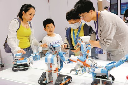 上海教博会展示AI赋能教育成果