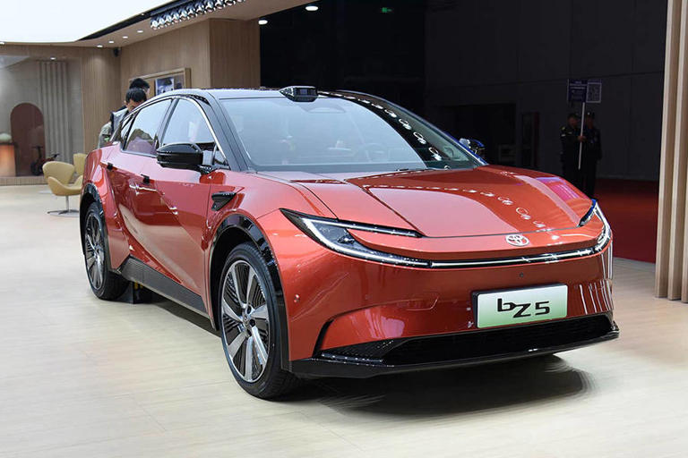 一汽丰田bZ5正式下线，预售13-16万，6月上市，配置亮点抢先看！