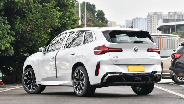 轴距逼近标轴X5，配2.0T+8AT，加速6.6秒，实拍全新宝马X3