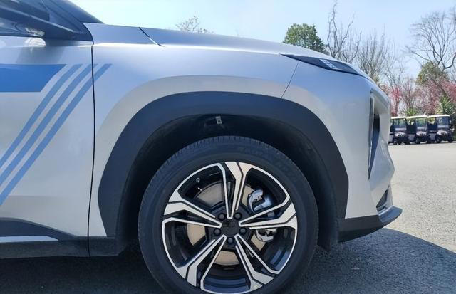 实测7.7秒破百,亏电油耗3.3L？银河L7 EM-i不仅省油更好开