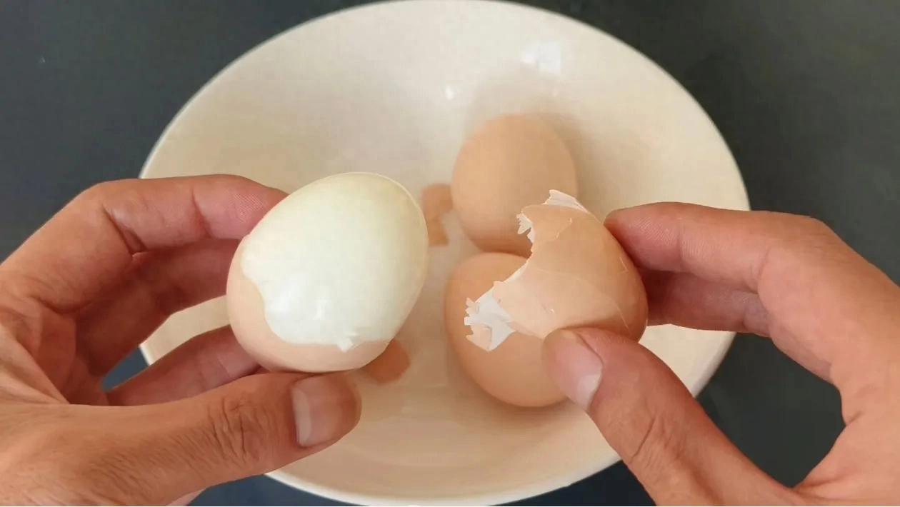 水煮鸡蛋忌冷水直接下锅！教你正确做法，鲜嫩营养全保留