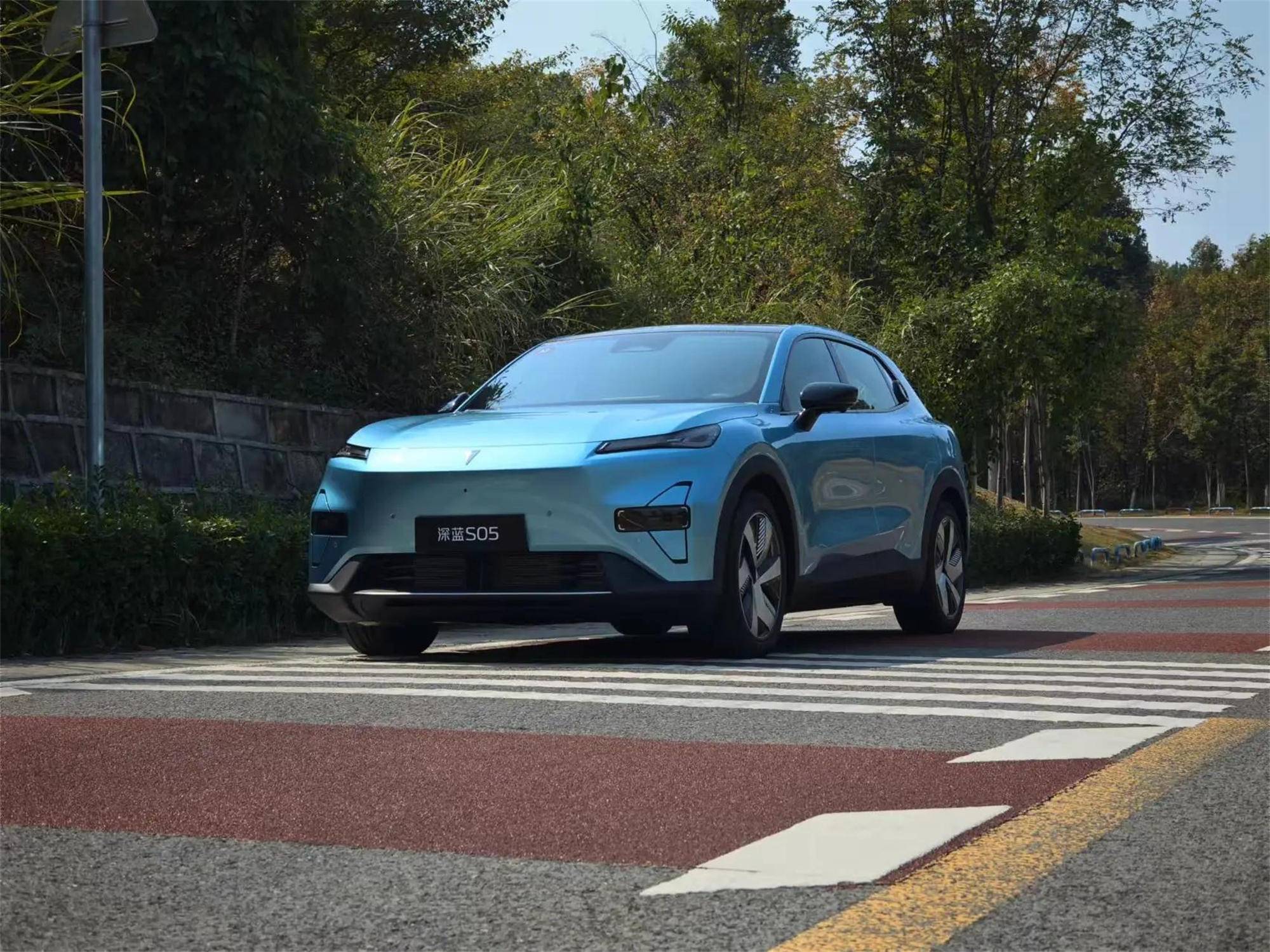 深蓝S05 VS 零跑B10：“技术流”对决“配置党”，谁能接得住？