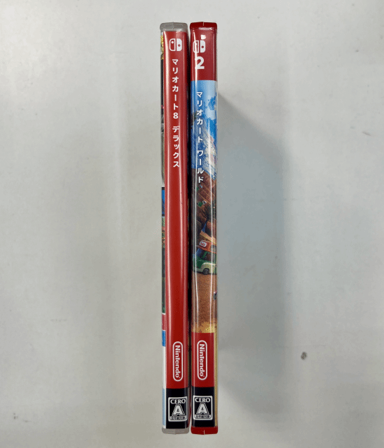 NS与NS2实体游戏盒对比图：大小相同 后者通体红色