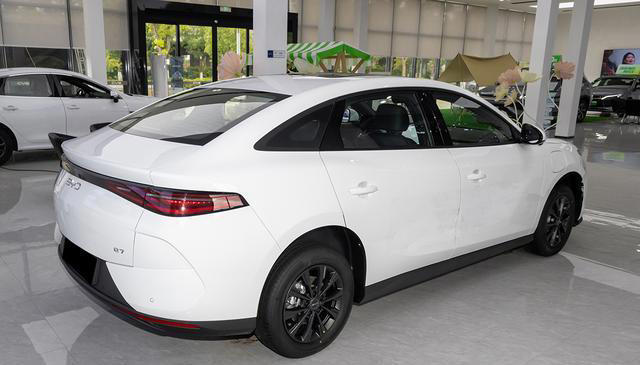 比亚迪e7正式上市，外观很年轻运动，车长4780mm，续航520km