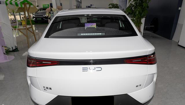 比亚迪e7正式上市，外观很年轻运动，车长4780mm，续航520km