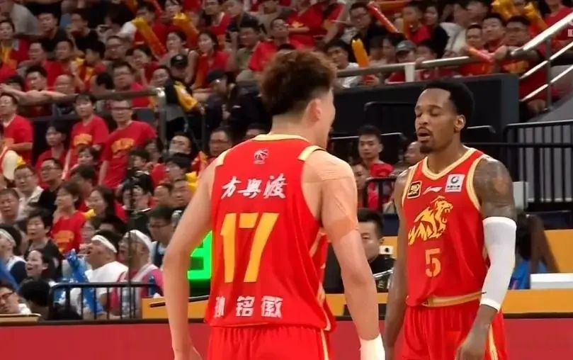 香槟开早了！孙铭徽G5主场作战球鞋带有2024-2025CBA冠军字样