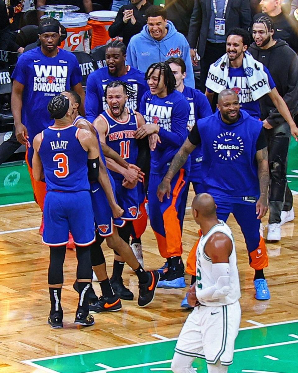 NBA官方晒图：尼克斯目前1-0领先，G2后日开打