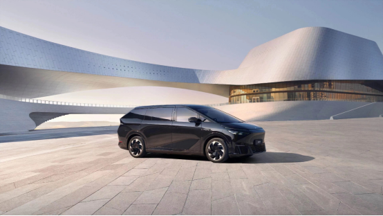 纯电MPV高端局，理想MEGA、小鹏X9和极氪009该买谁？