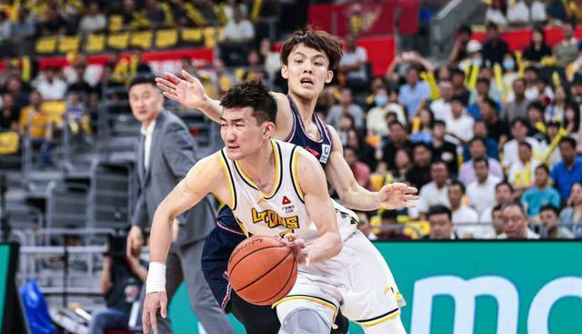 CCTV5直播！胡金秋阻击周琦吃力，雷蒙大战朱俊龙，孙铭徽碰硬茬