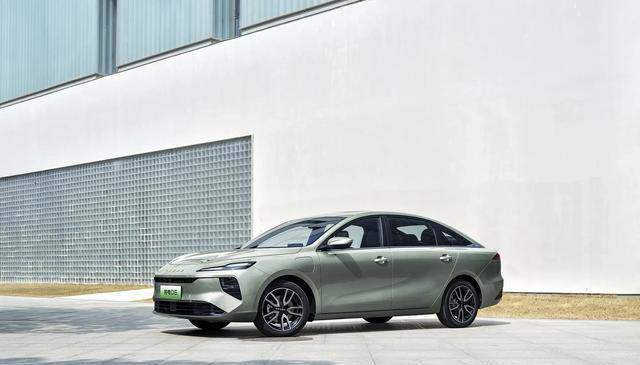 荣威纯电D6上市：7.98万起 续航605km创纪录