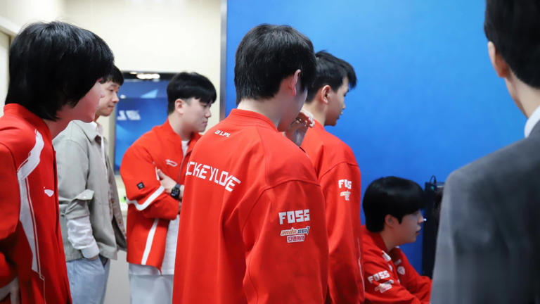 Faker迎29岁生日，LEC爆逆天宫斗选手饮料被投玻璃碎片